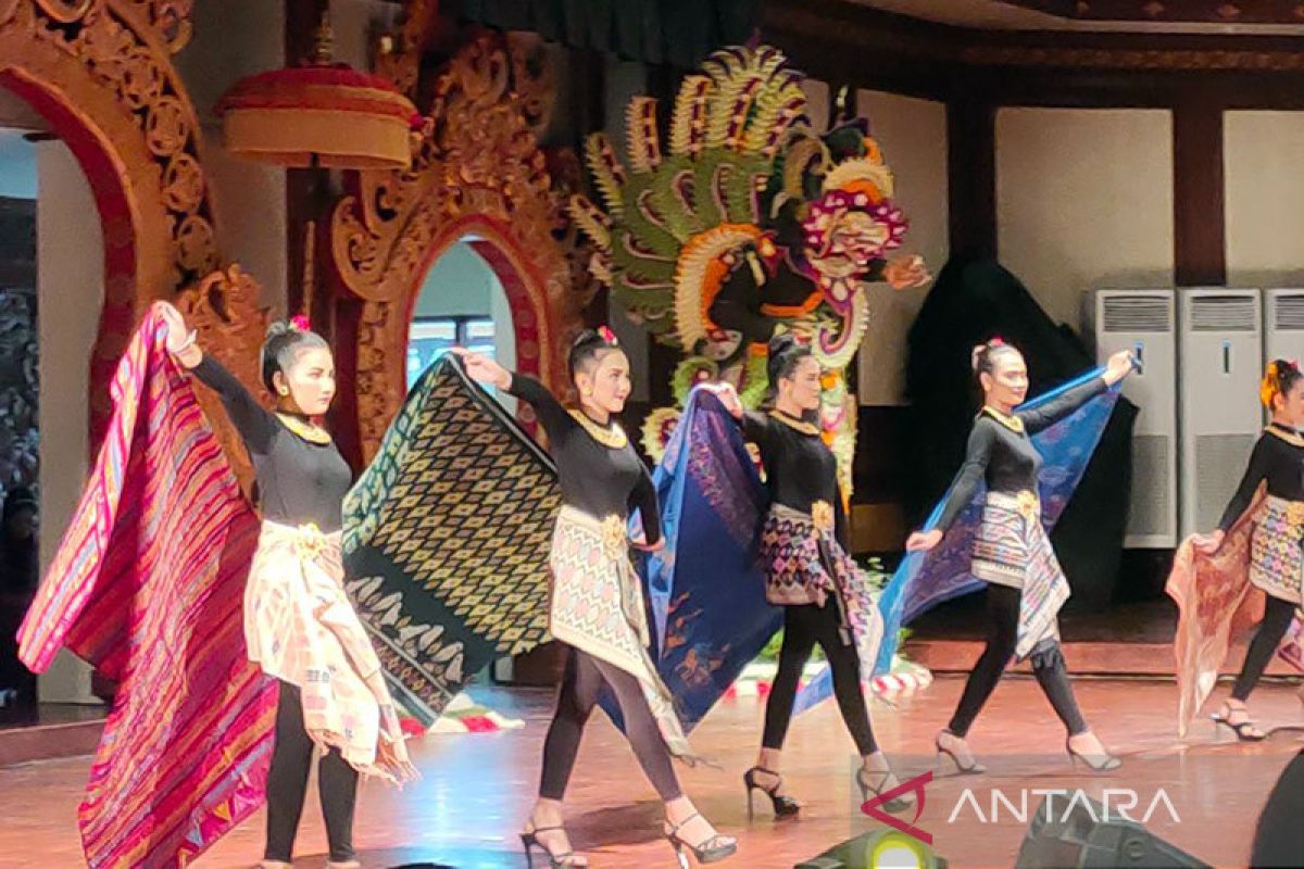 Putri Koster minta pedagang setop curi motif endek dan songket Bali ...