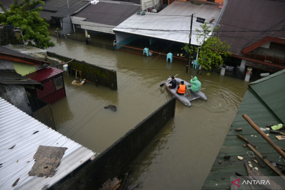 Banjir merendam permukiman di Makassar - ANTARA News