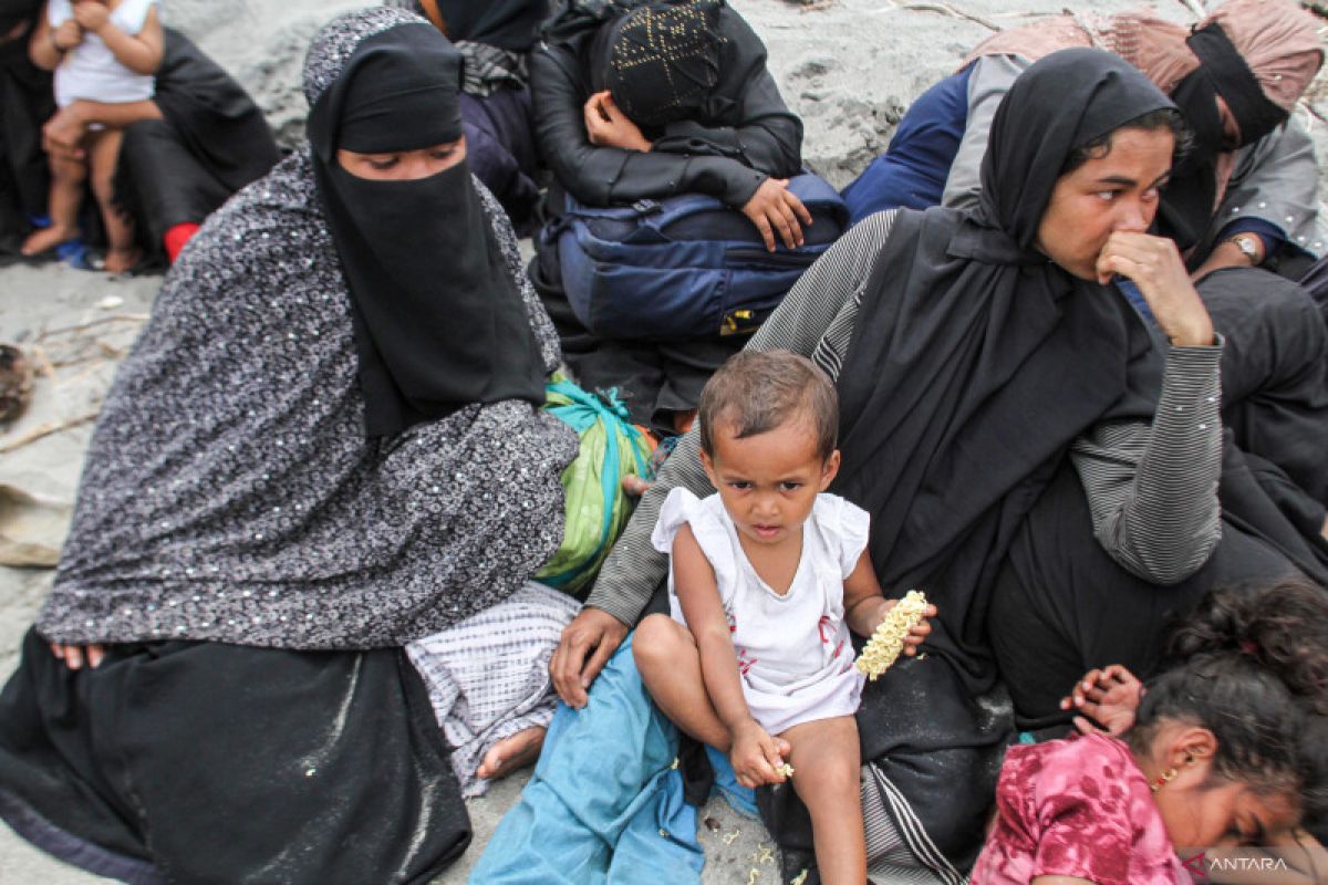 Imigran Rohingya terdampar di Aceh Besar - ANTARA News Imigran Rohingya terdampar di Aceh Besar - ANTARA News