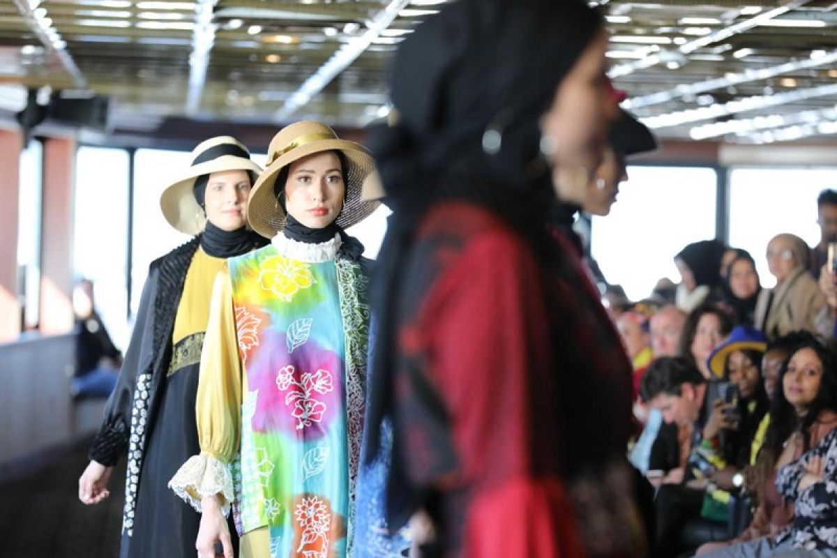 PTBA dorong kearifan lokal Go International dengan tampilkan Batik ...