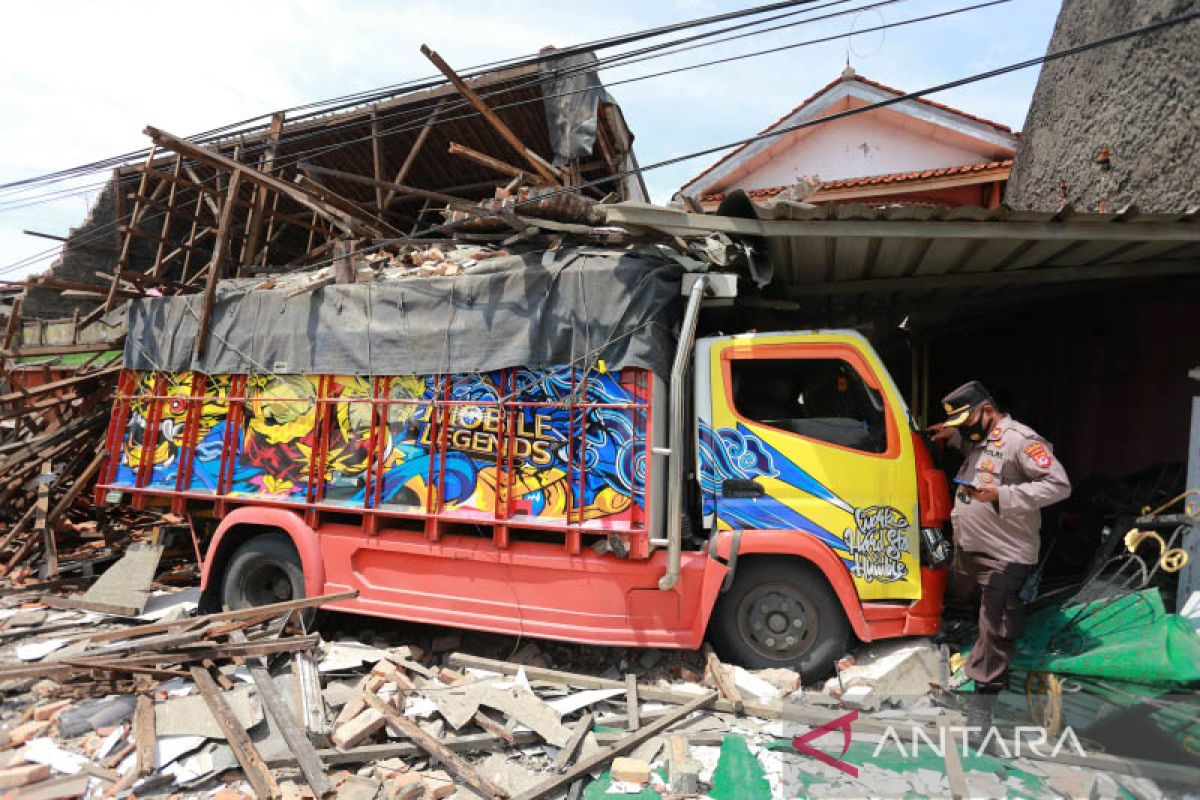 Truk tabrak rumah - ANTARA News Jawa Barat