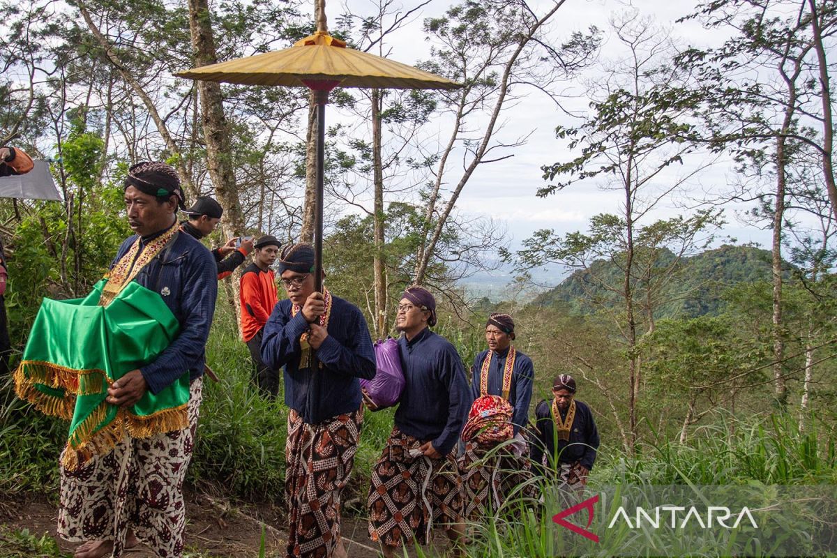 Abdi dalem Keraton Yogyakarta gelar upacara Labuhan Merapi - ANTARA News