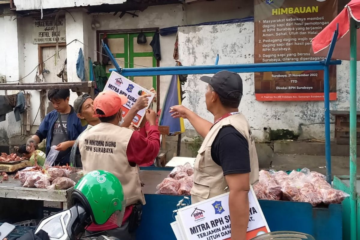 RPH bagikan papan mitra ke pedagang daging sapi di Surabaya - ANTARA ...