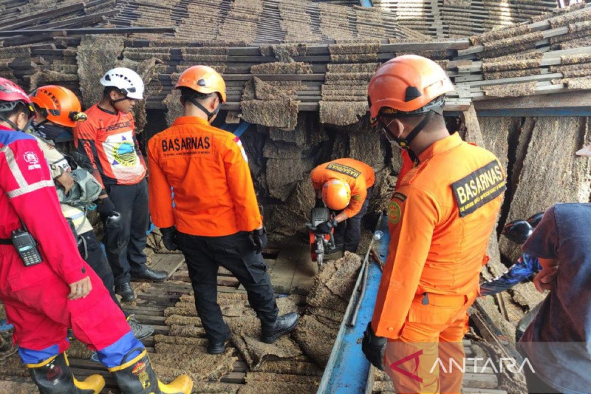 Basarnas evakuasi korban meninggal ambruknya pabrik karet di Bati-Bati ... Basarnas evakuasi korban meninggal ambruknya pabrik karet di Bati-Bati ...