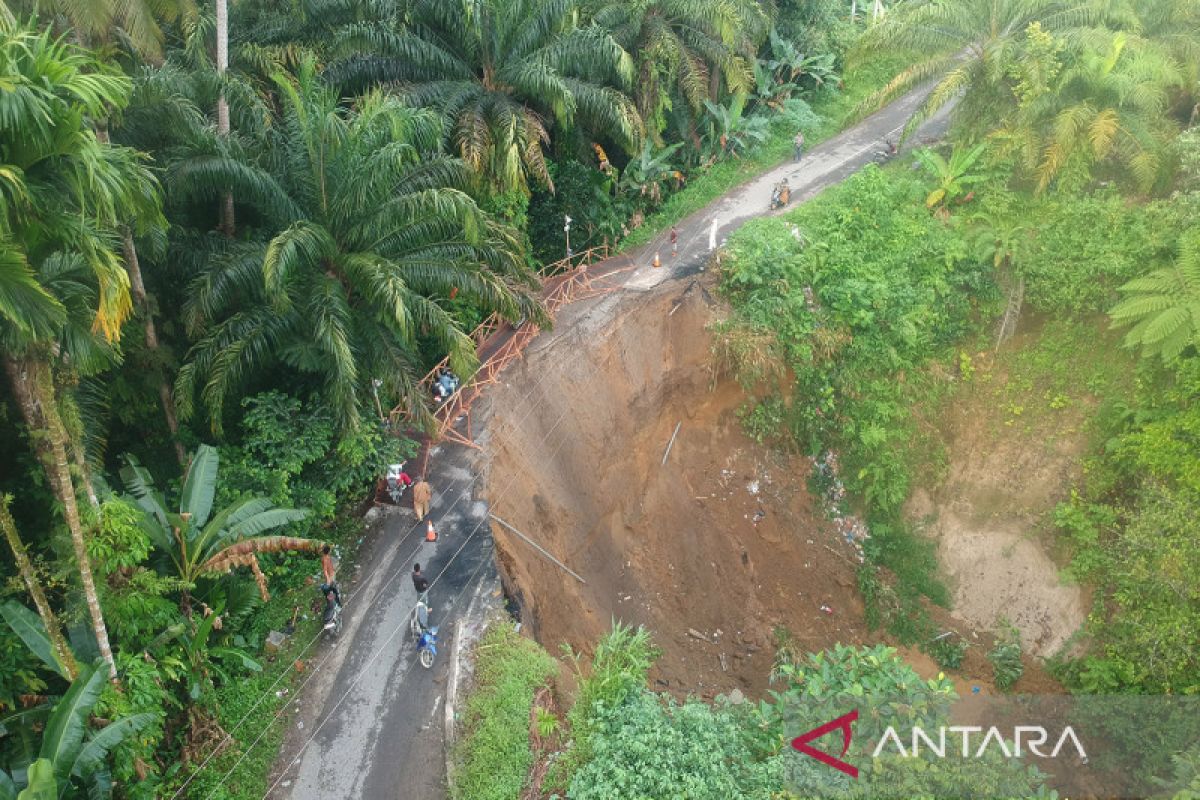 Jalan longsor di Padang Pariaman - ANTARA News