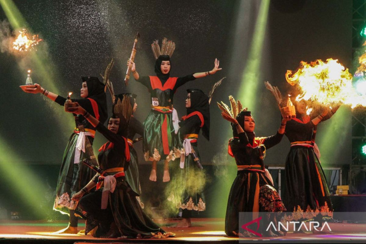 Lomba tari tradisional Dayak Kalimantan Tengah - ANTARA News