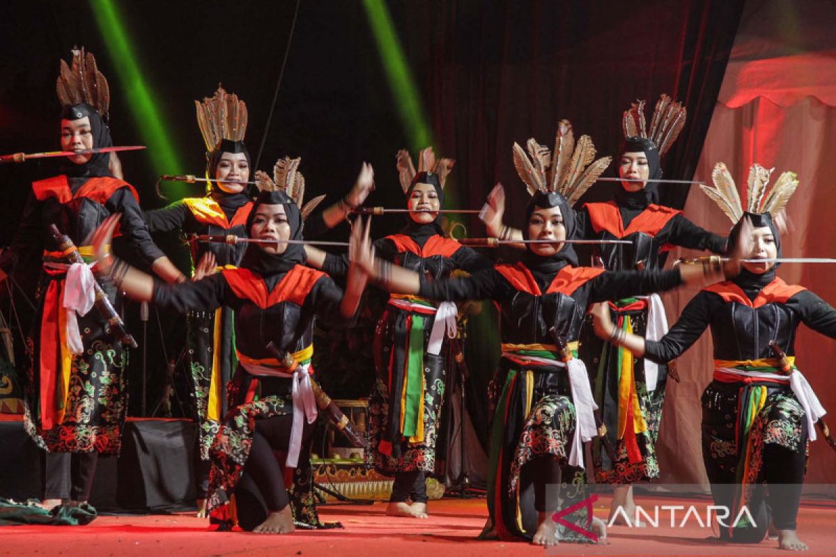 Lomba tari tradisional Dayak Kalimantan Tengah - ANTARA News