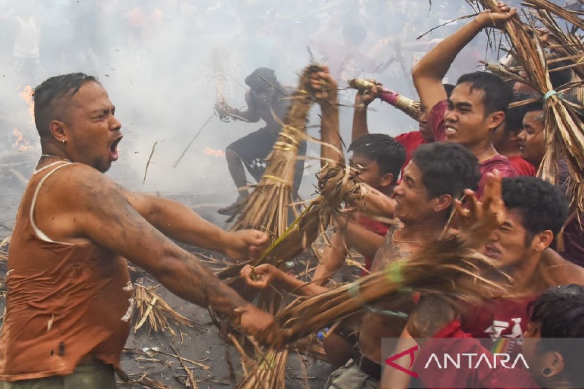 Tradisi perang api di Mataram - ANTARA News