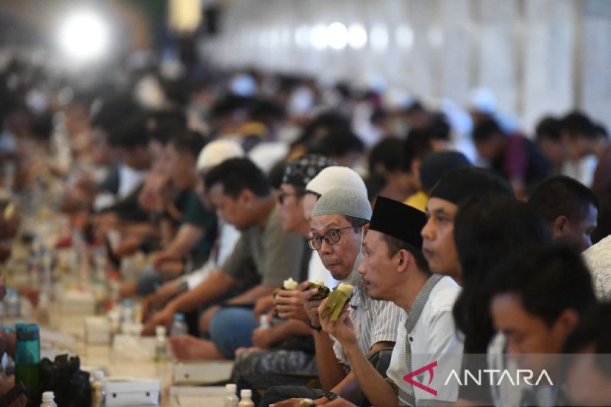 Berbuka puasa di Masjid Istiqlal - ANTARA News