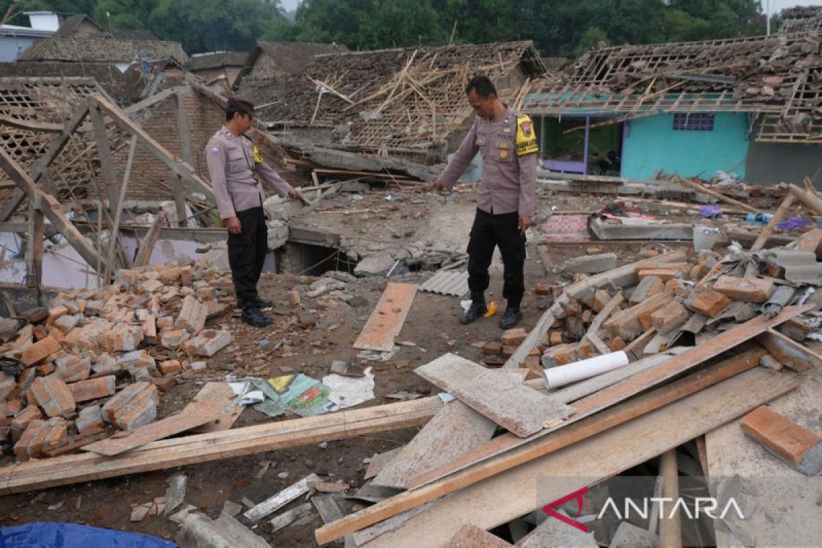 Belasan rumah rusak akibat ledakan bahan petasan - ANTARA News Belasan rumah rusak akibat ledakan bahan petasan - ANTARA News
