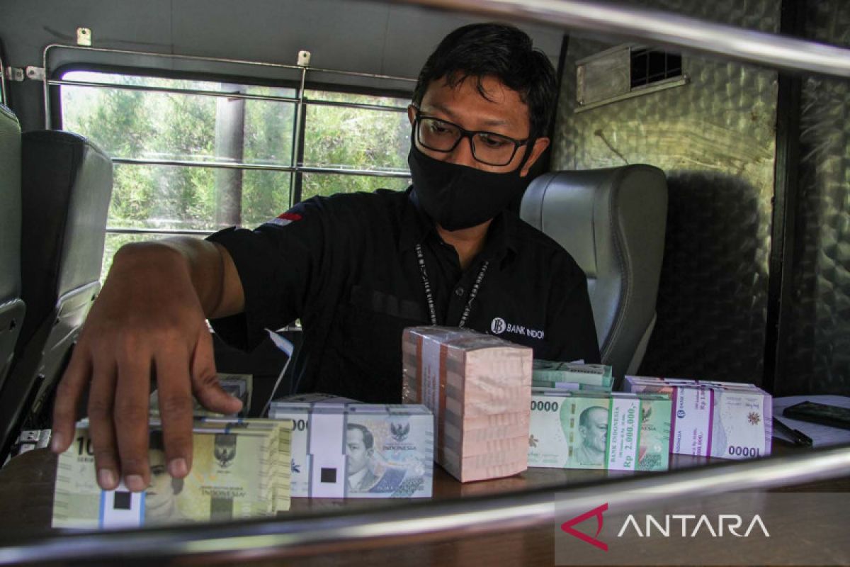 Penukaran uang baru di mobil kas keliling Bank Indonesia - ANTARA News