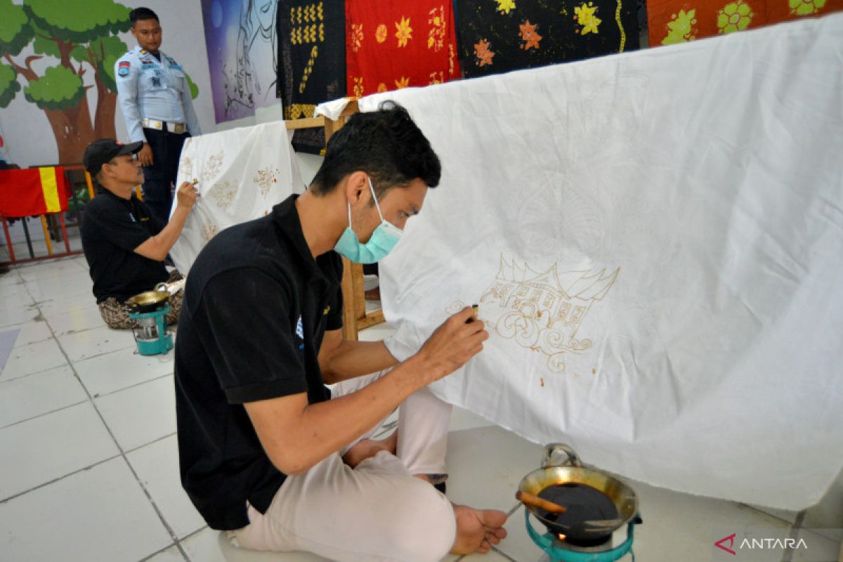 Produksi batik Minang warga binaan pemasyarakatan di Padang - ANTARA News Produksi batik Minang warga binaan pemasyarakatan di Padang - ANTARA News