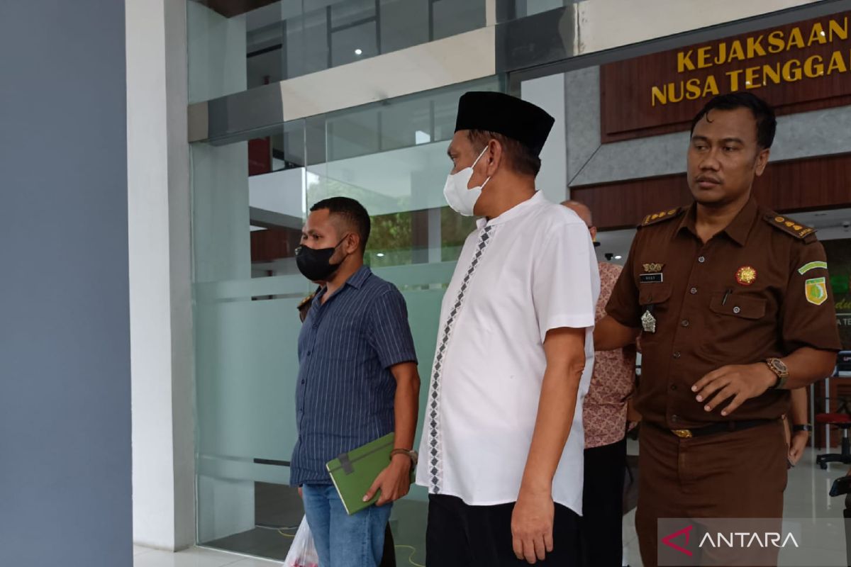 Mantan Kadis ESDM NTB tersangka tambang pasir besi diperiksa penyidik kembali - ANTARA News ...