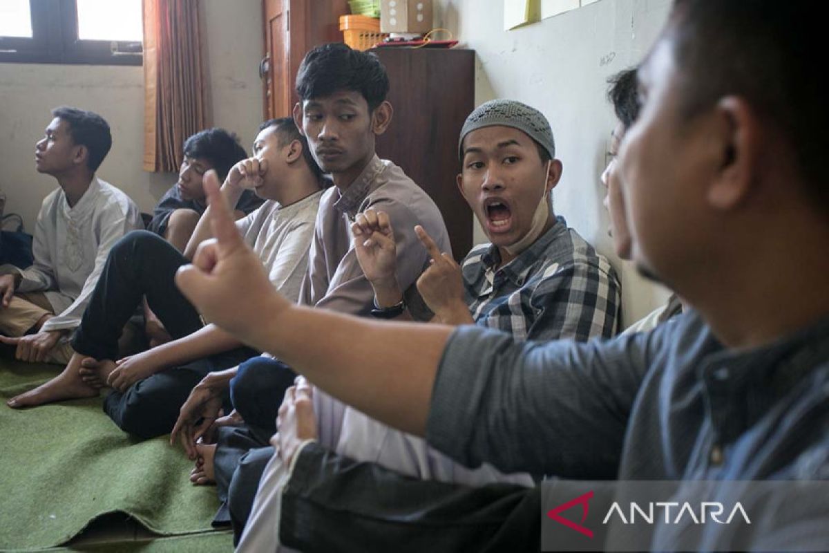 Penyandang disabilitas tunarungu ikuti pesantren kilat - ANTARA News