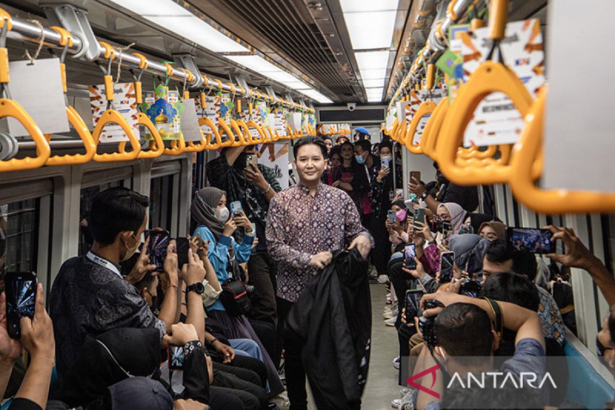 Trunk Show di gerbong Light Rail Transit (LRT) Sumatera Selatan - ANTARA News
