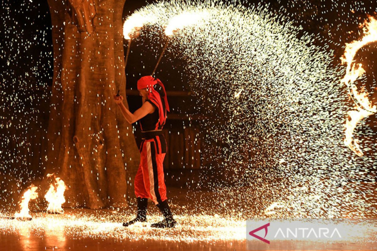 Atraksi tari api jadi hiburan di bulan Ramadhan - ANTARA News