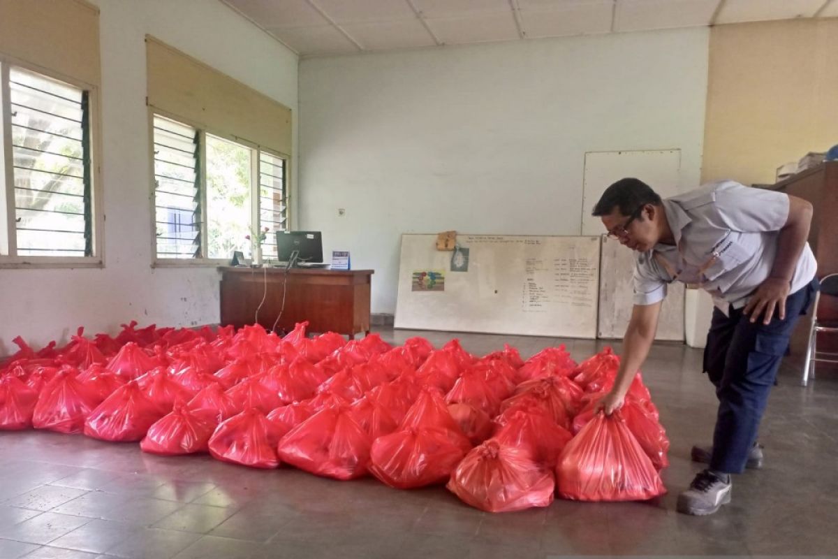 Karyawan PT Timah Tbk Berbagi Paket Sembako untuk Gerakkan Ekonomi ...