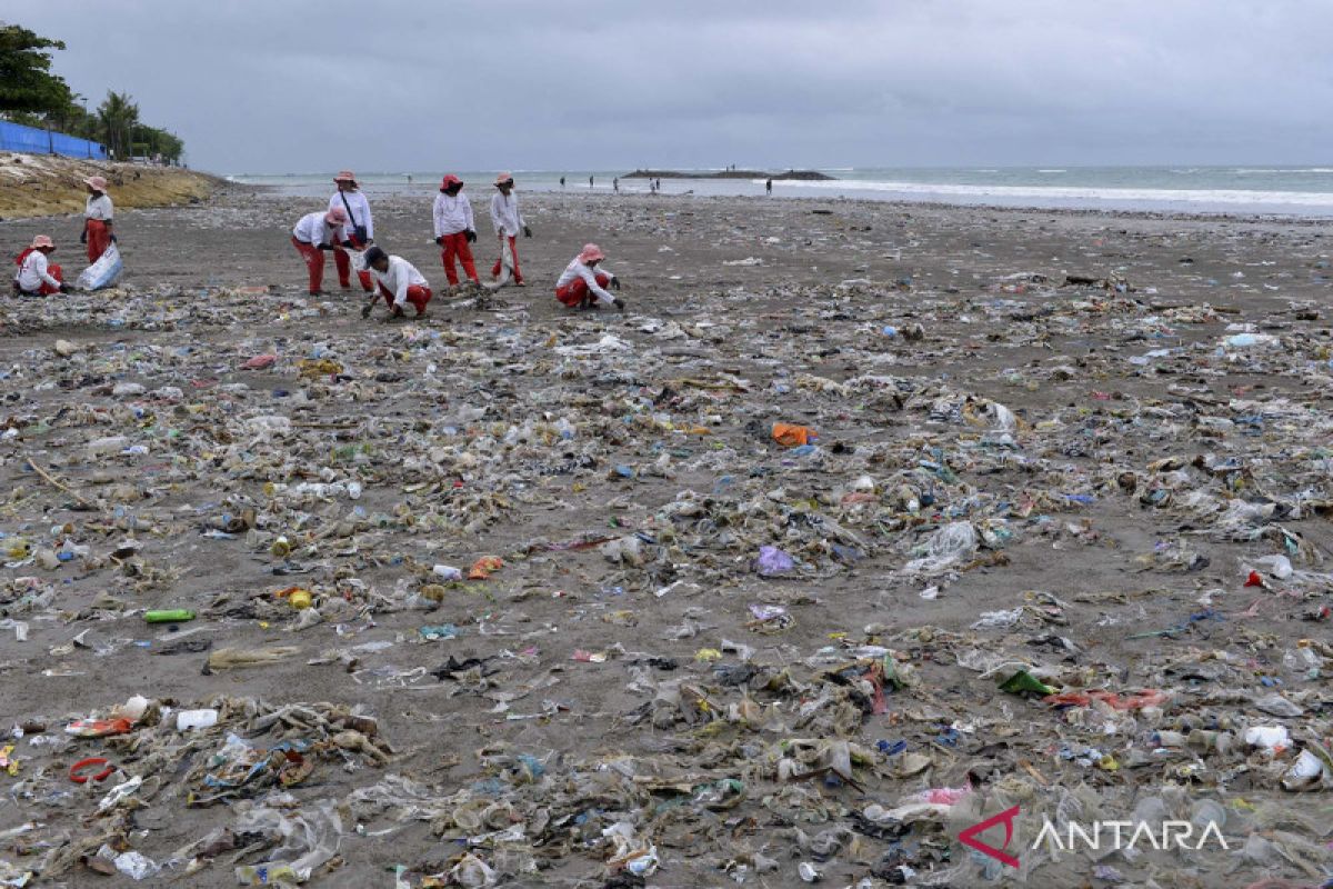 Sampah plastik kiriman berserakan di Pantai Kuta Bali - ANTARA News Bali