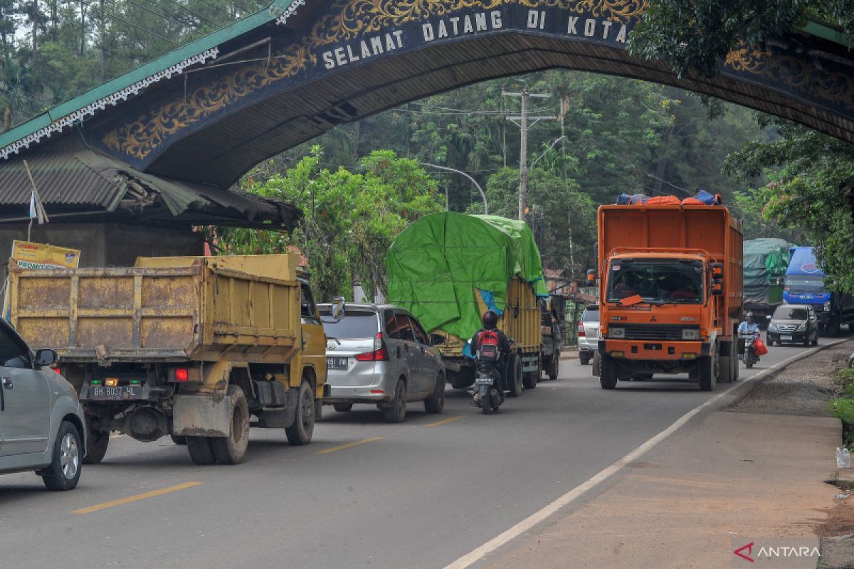 Arus mudik jalan lintas Sumatera Jambi - ANTARA News