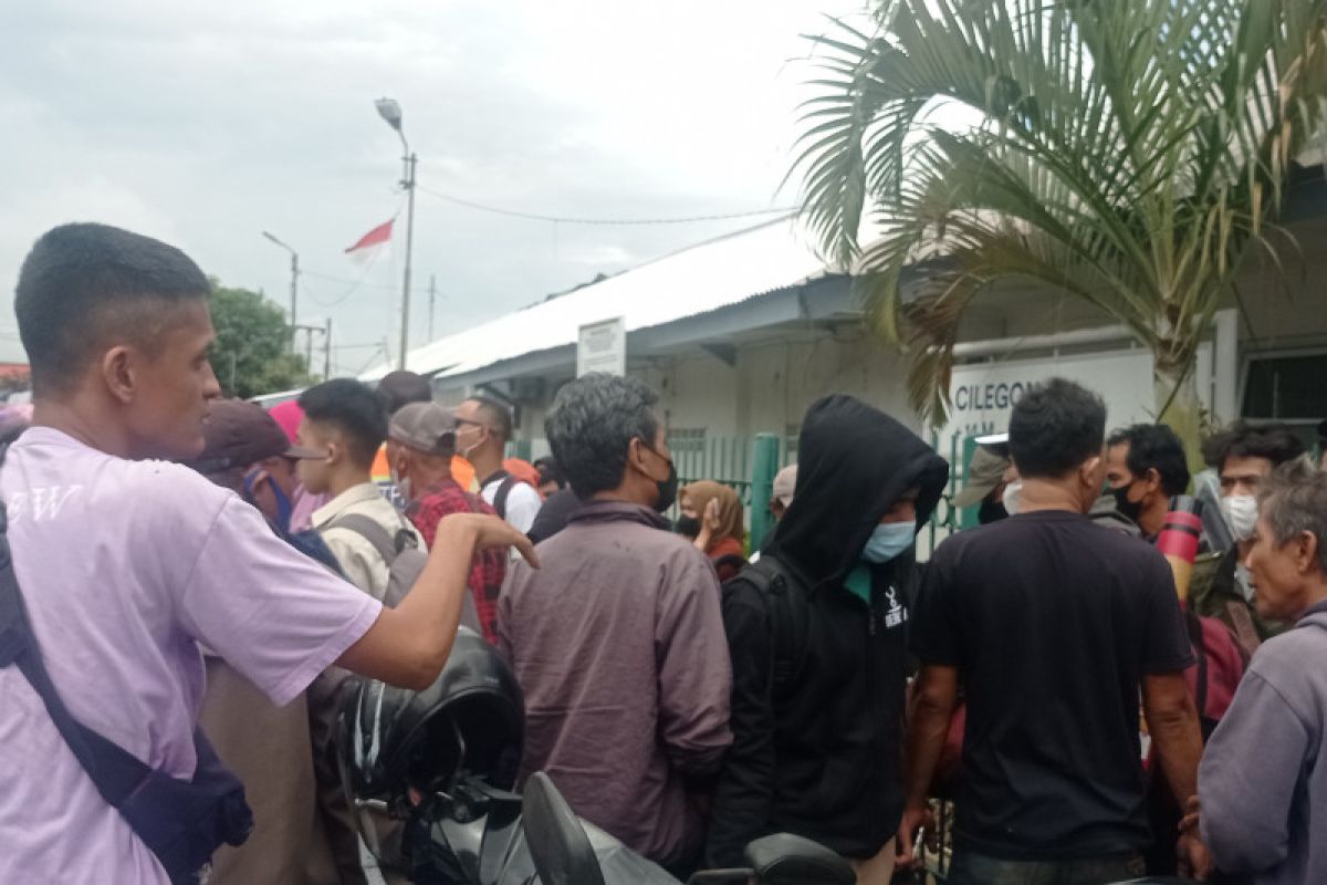 Penumpang dari Stasiun Cilegon terpaksa naik ojeg menuju Merak - ANTARA News Banten
