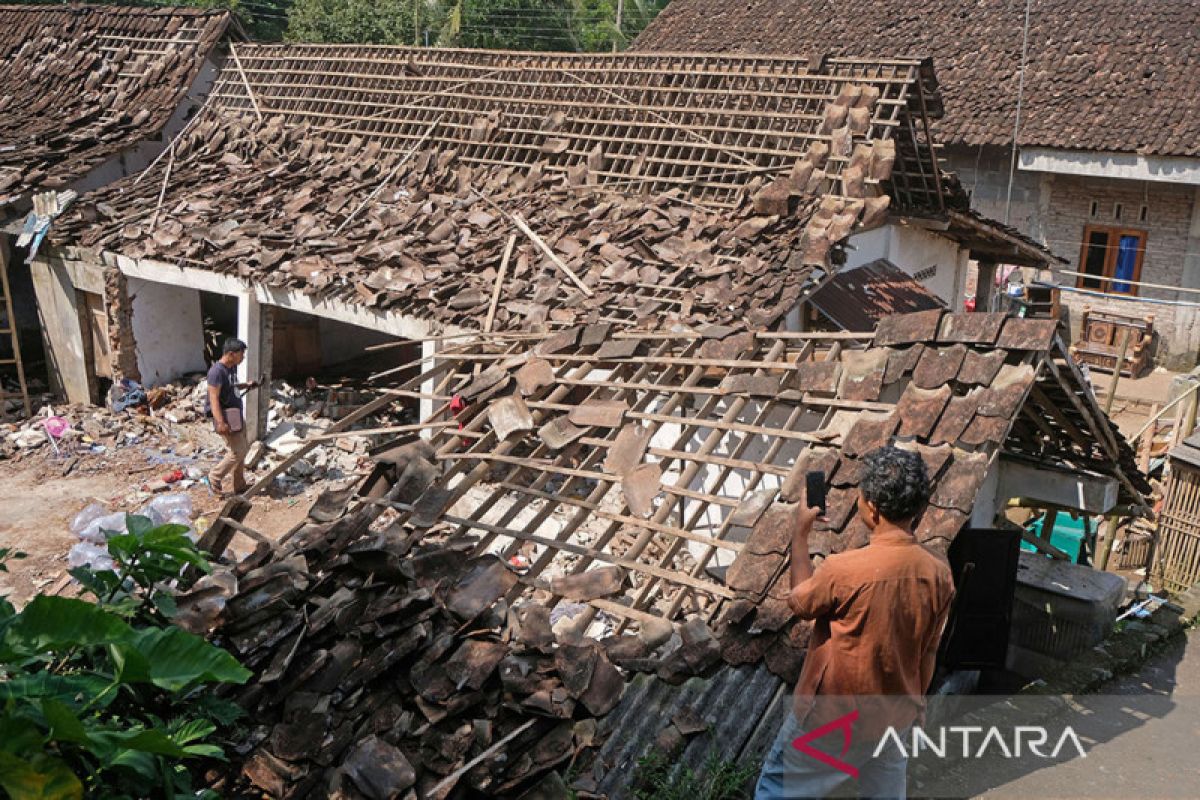 Rumah hancur akibat ledakan bahan petasan di Magelang - ANTARA News Rumah hancur akibat ledakan bahan petasan di Magelang - ANTARA News
