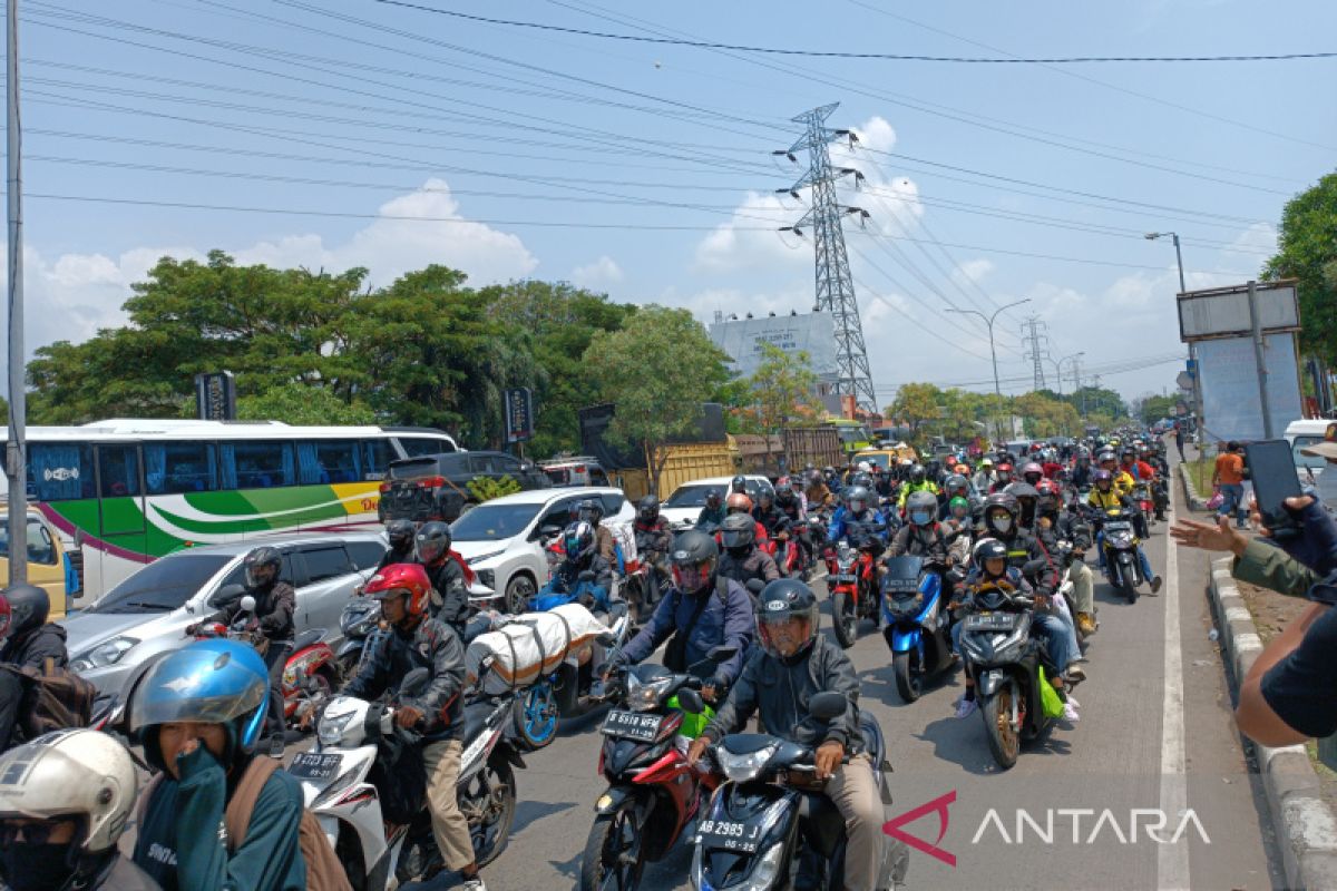 Polres Cirebon: Puncak arus mudik jalur arteri dilalui 194 ribu kendaraan - ANTARA News Jawa Barat