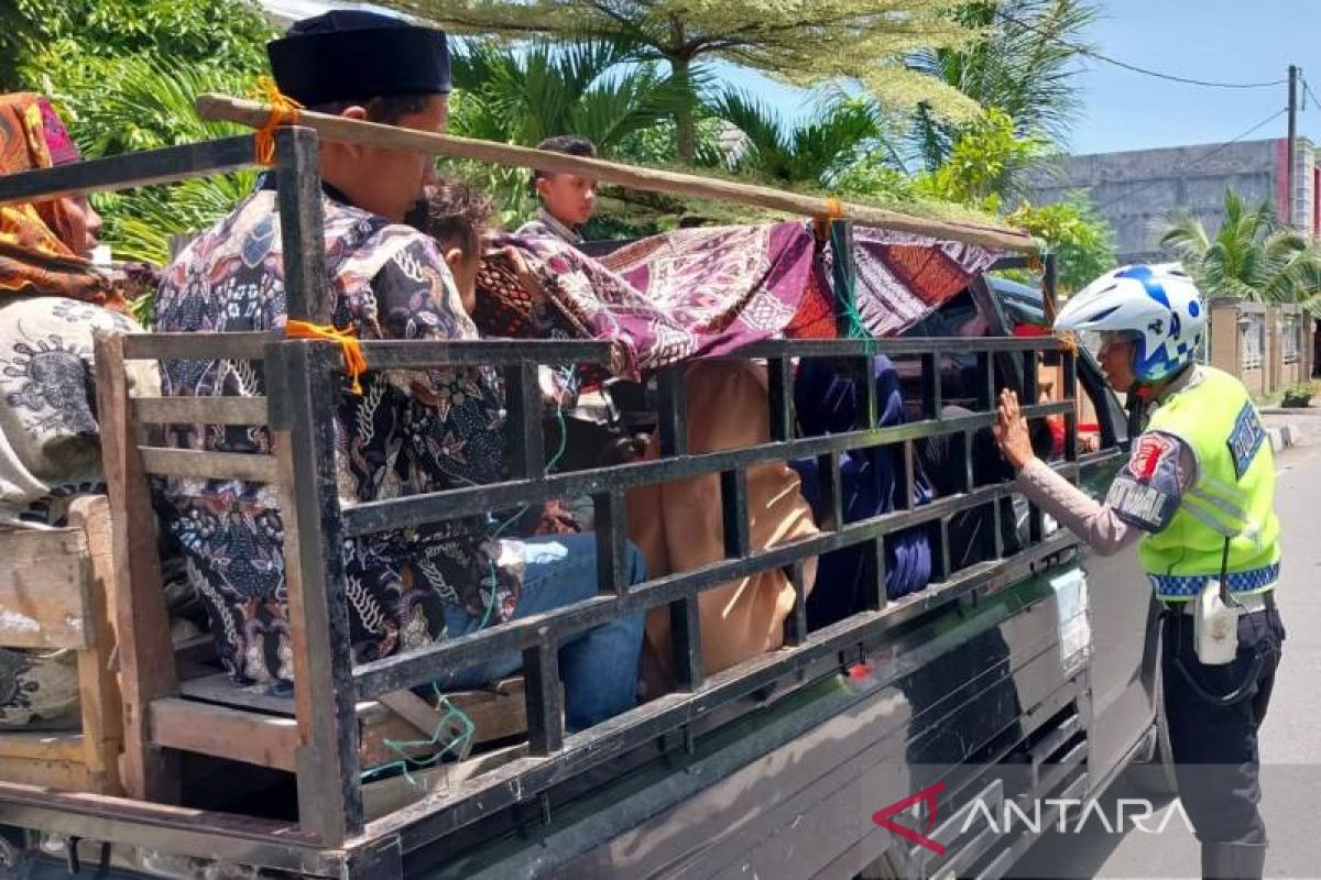 Satlantas Polres Aceh Barat jaring pick up angkut penumpang di jalan raya - ANTARA News Aceh