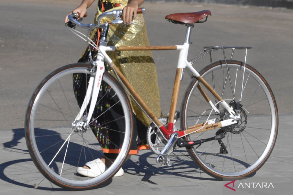 Sepeda bambu untuk cenderamata KTT ASEAN - ANTARA News
