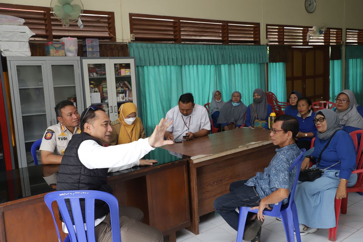 Wali Kota inspeksi pelayanan kelurahan di Surabaya secara acak - ANTARA ...