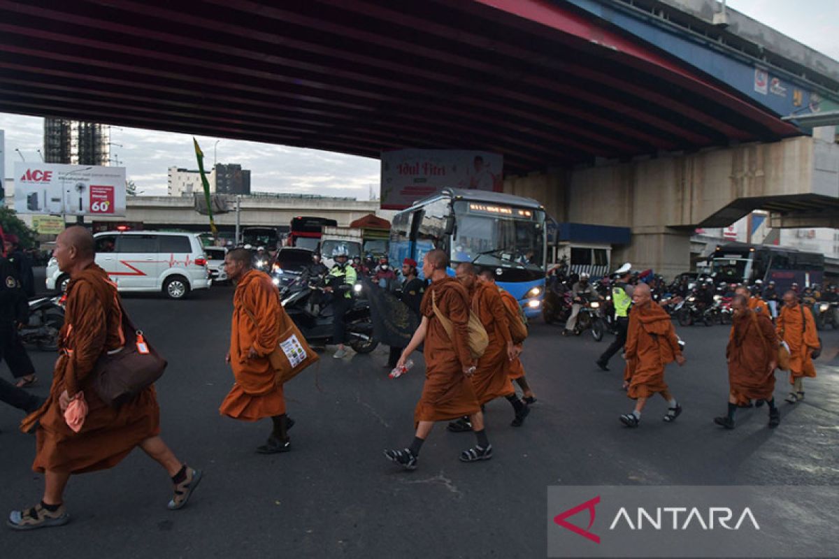 Perjalanan ritual 32 biksu menuju Candi Borobudur - ANTARA News