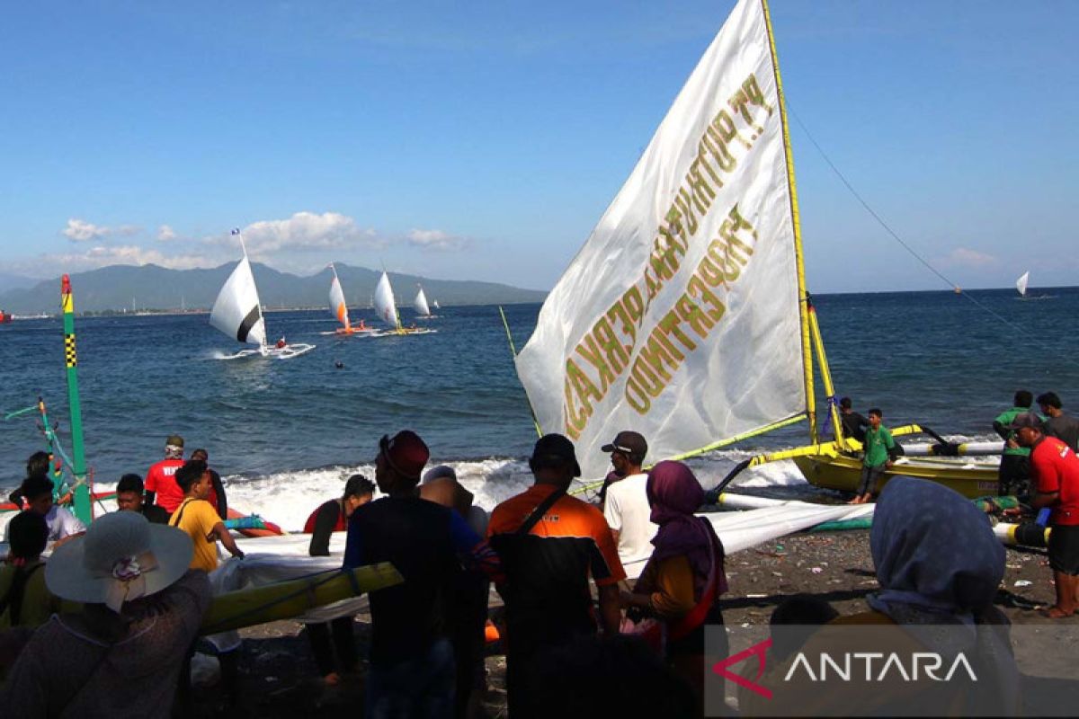 Nelayan Selat Bali gelar tradisi balap perahu - ANTARA News