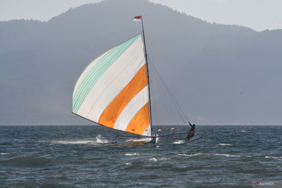Lomba perahu layar lintasi Teluk Palu - ANTARA News