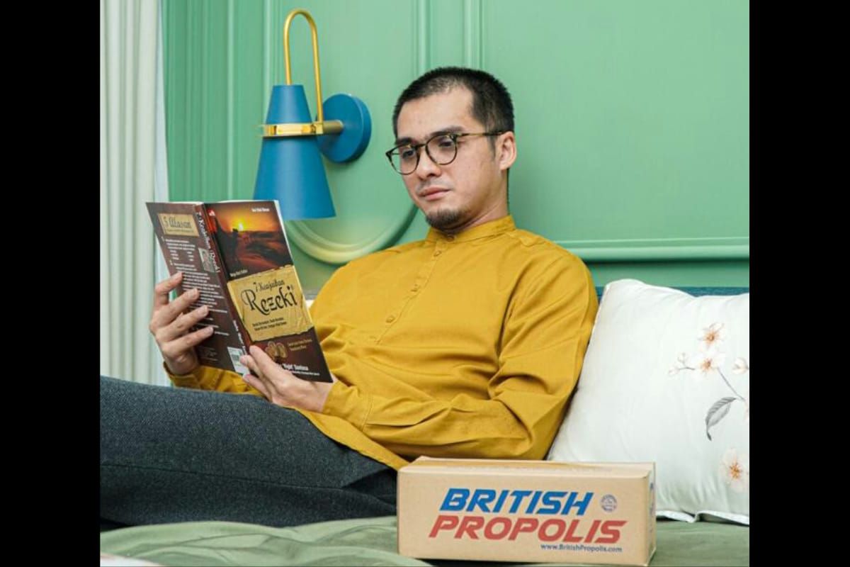 Selebriti Ricky Harun bagi-bagi propolis dan emas - ANTARA News Banten