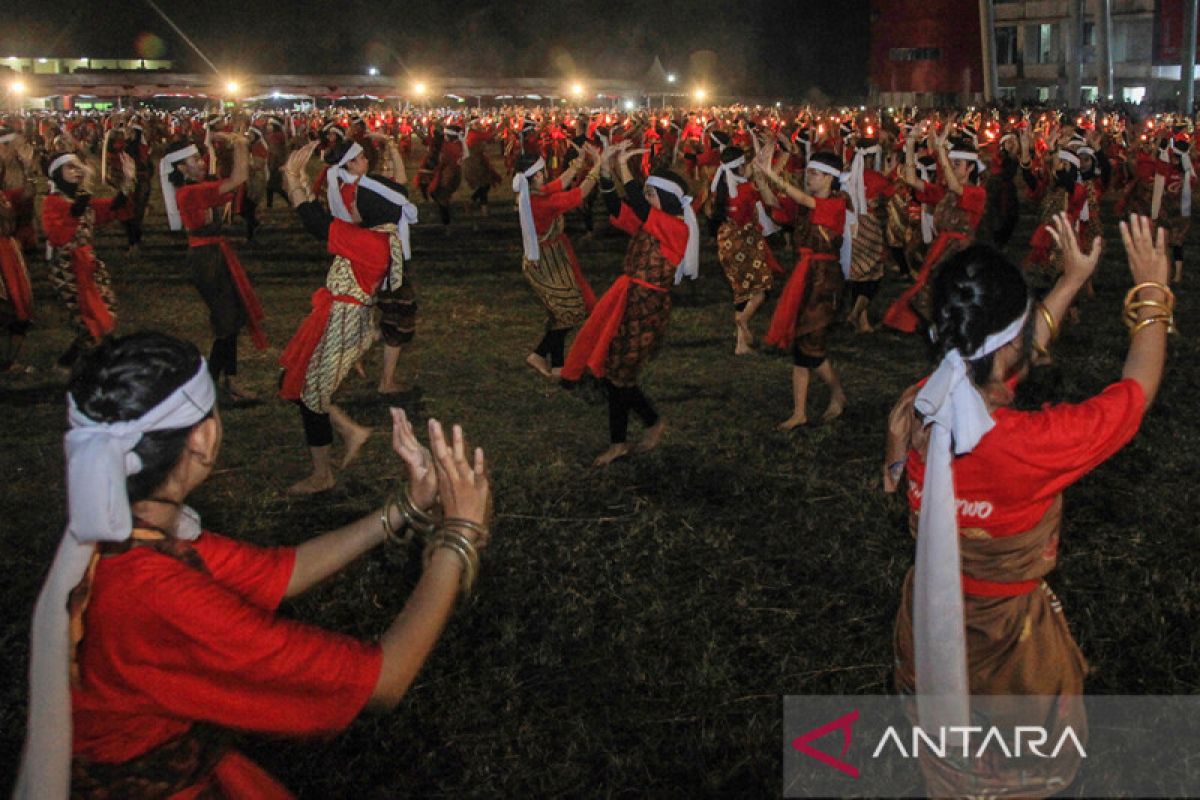 Pementasan tari Dadas dan Bawo Dayak pecahkan rekor MURI - ANTARA News Pementasan tari Dadas dan Bawo Dayak pecahkan rekor MURI - ANTARA News