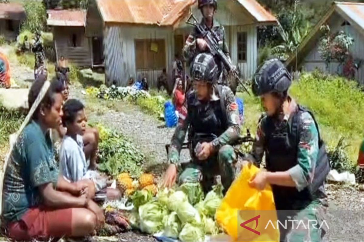 Satgas Yonif Raider 303 borong hasil bumi warga Puncak - ANTARA News