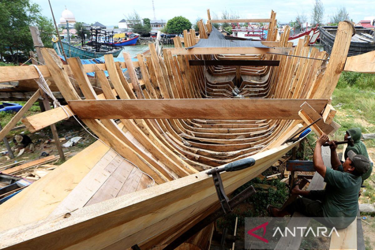 Industri galangan tradisional kapal kayu terdampak moratorium jeda tebang - ANTARA News