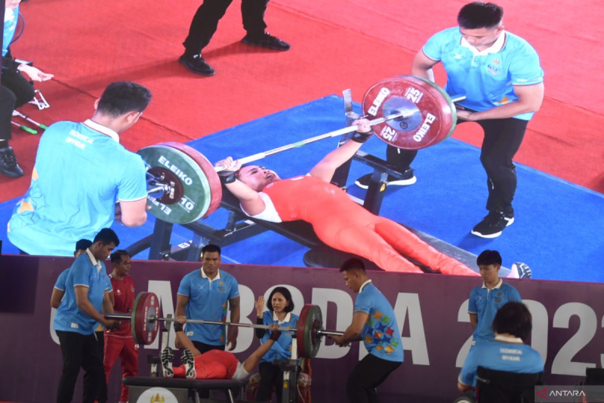 Ni Nengah raih medali emas angkat berat APG 2023 - ANTARA News