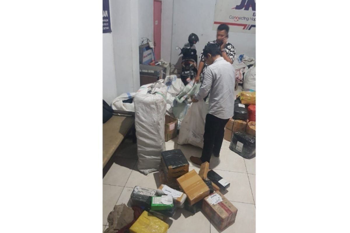 Bea Cukai Kudus Ringkus Puluhan Ribu Rokok Ilegal dari Jasa Kiriman di Jepara - ANTARA News