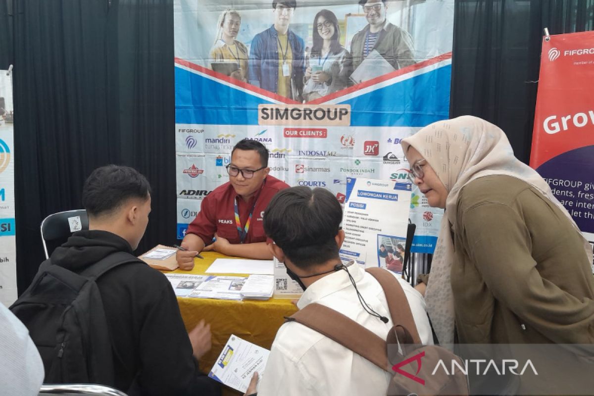 14 ribuan lowongan kerja tersedia dalam "job fair" 2023 Garut - ANTARA ...