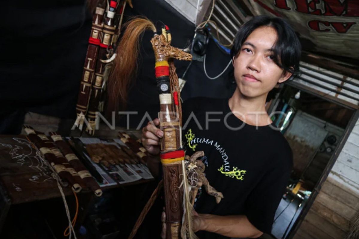 Perajin Mandau khas suku Dayak - ANTARA News Kalimantan Tengah - Berita ...