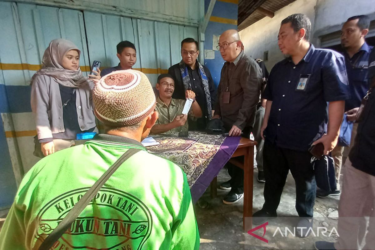 Petani Babel antusias tebus pupuk melalui Petani Babel antusias tebus pupuk melalui