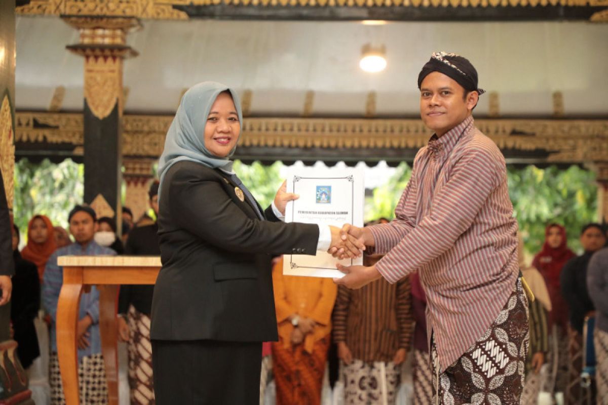 Bupati Sleman menyerahkan 311 Surat Keputusan PPPK Tenaga guru - ANTARA ...