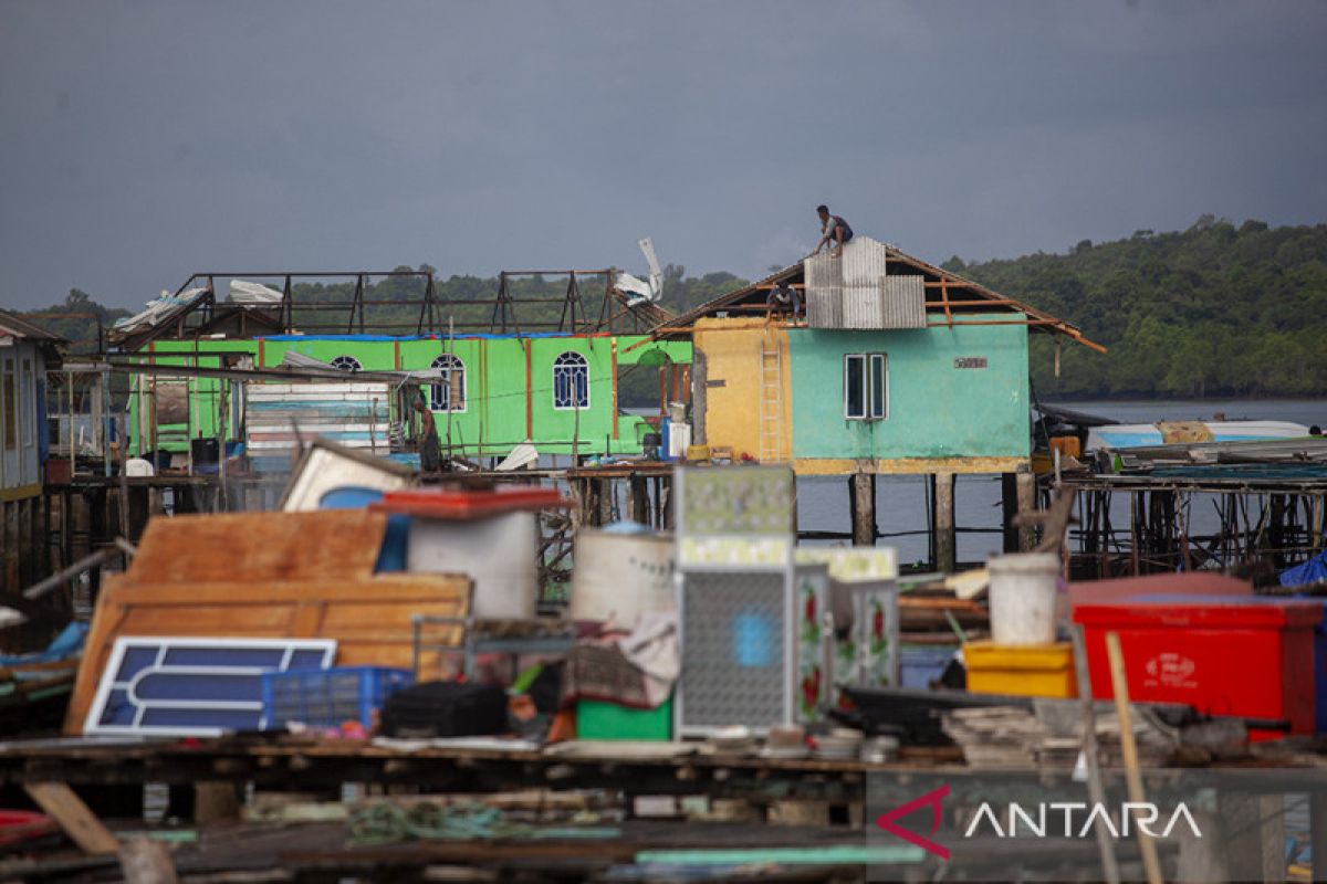 Kerusakan akibat puting beliung di Pulau Kasu - ANTARA News