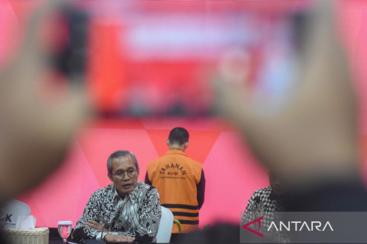 KPK tahan kepala kantor pengawasan dan pelayanan bea cukai makassar ... KPK tahan kepala kantor pengawasan dan pelayanan bea cukai makassar ...