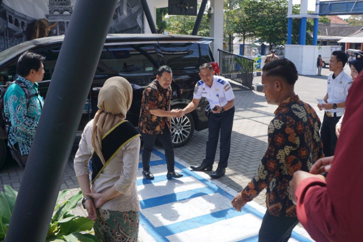 Komisi V DPR cek pelayanan di Terminal Guntur Garut - ANTARA News Jawa ...