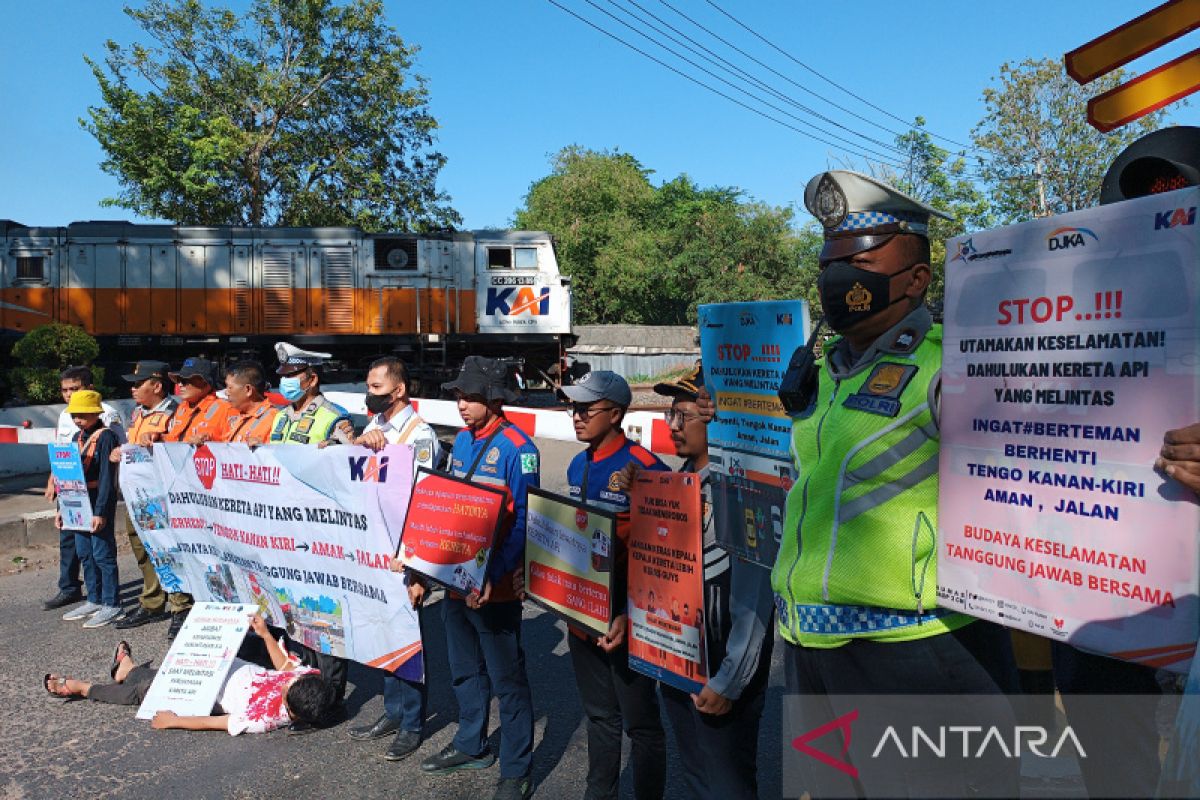 KAI Cirebon gandeng instansi sosialisasikan keselamatan di perlintasan - ANTARA News Jawa Barat