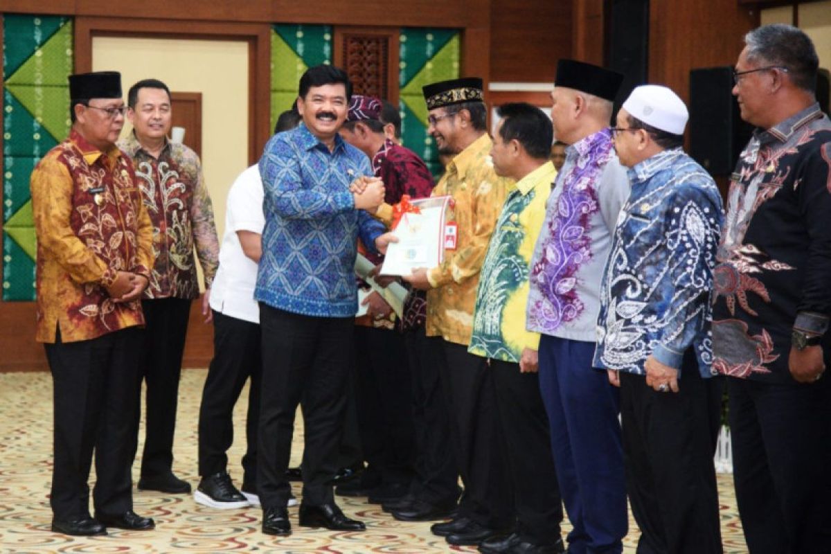 Menteri ATR/BPN serahkan 1.055 sertifikat aset milik Pemda Kalsel - ANTARA News Kalimantan Selatan