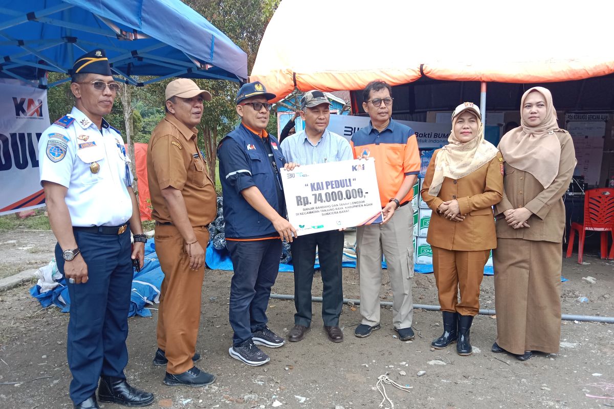 PT KAI salurkan bantuan senilai Rp74 juta bagi korban longsor di Agam - ANTARA Sumbar