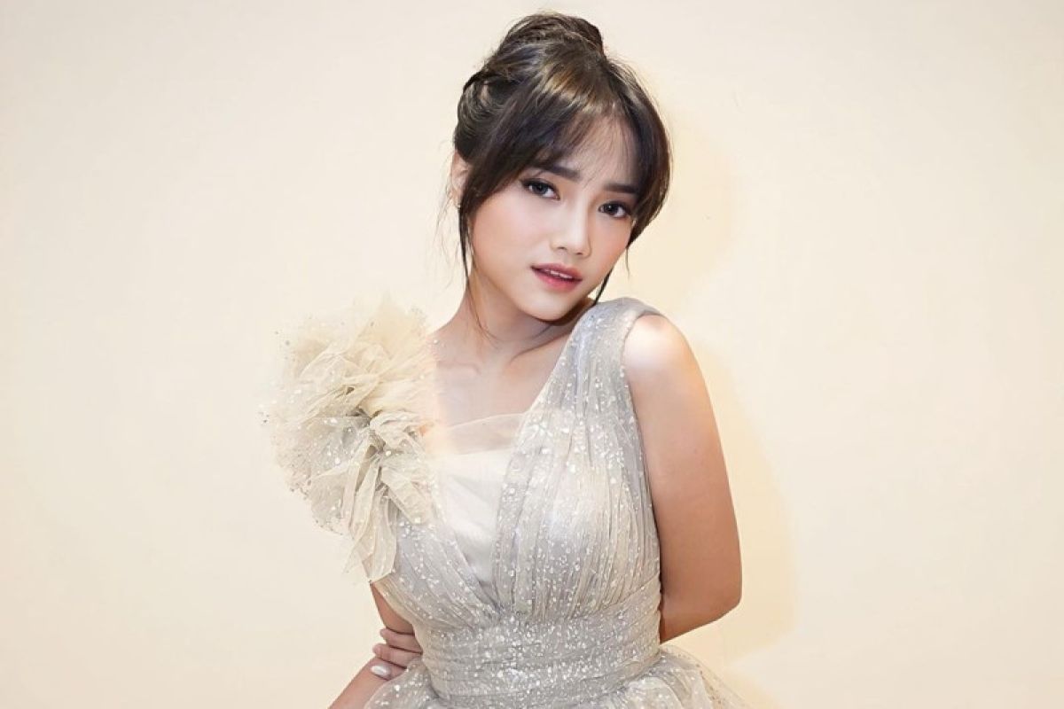 Tabir surya jadi rutinitas perawatan kulit Fuji Utami cegah "breakout ...