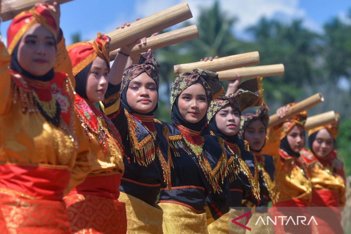 Tarian kolosal Malomang - ANTARA News